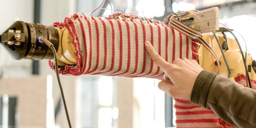 Smart clothing for industrial robots